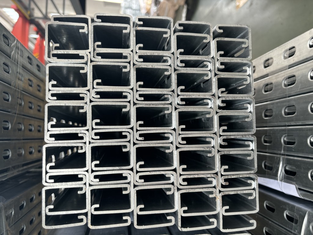 出口方角冲孔槽钢C型钢，4141_冷弯型钢_产品中心_江苏耀荣新能源有限公司